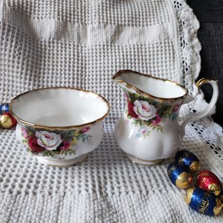 Lattiera + zuccheriera royal Albert (imperfette)