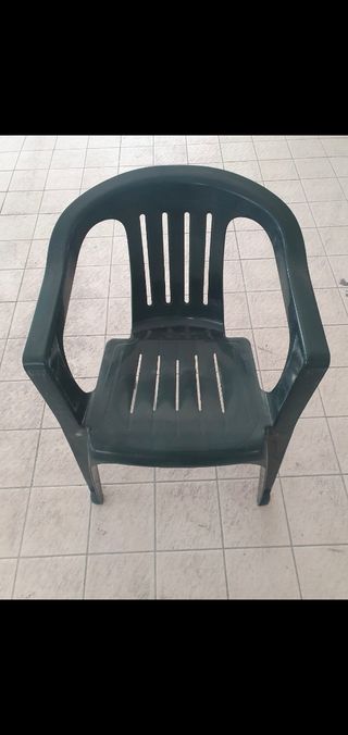sedie in plastica verdi.