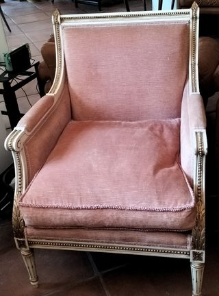 Divano e due poltrone rosa in velluto e legno