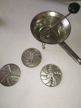 attrezzo passaverdure in acciaio inox 