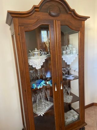 Vetrina due ante in legno e vetro. 