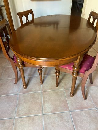 Tavolo e sedie stile classico