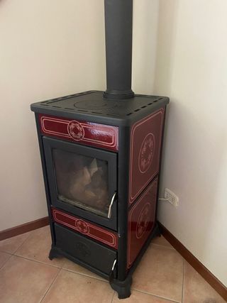 Stufa a legna, in ghisa con decori in terracotta
