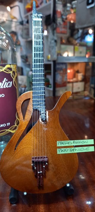 chitarra in miniatura in legno di mogano