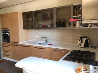 Cucina con elettrodomestici 