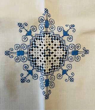 Mantel de lino bordado a mano