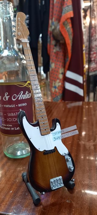 chitarra in legno di mogano Sting