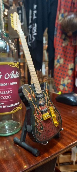 chitarra in legno di mogano James Burton