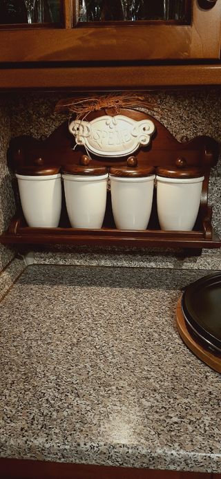 portaspezie in porcellana e legno di noce
