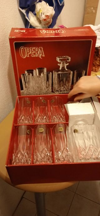 bottiglia con biccheri 