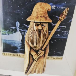 scultura mago con bastone e ambra incastonata 5x15