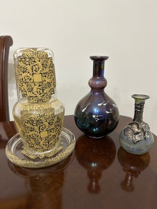 Tre oggetti in vetro