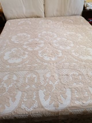 Copriletto di valore matrimoniale color beige lavo