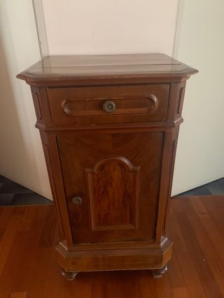 Comodino in legno antico
