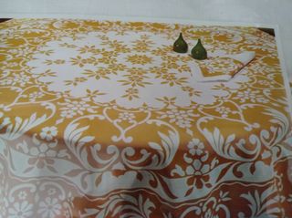 Tovaglia rotonda con tovaglioli 