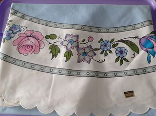 tovaglia rotonda con tovaglioli 