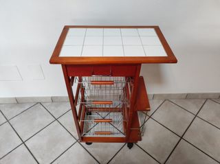 Mobiletto in legno con cassetti 