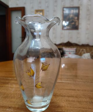 Vasetto di vetro con farfalle