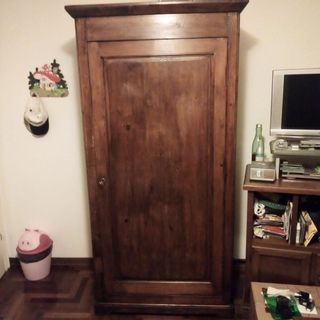Armadio rustico in legno