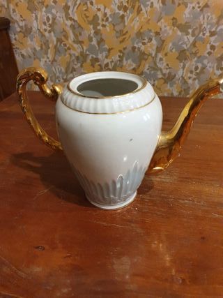 Caraffa antica in ceramica con finiture dorate