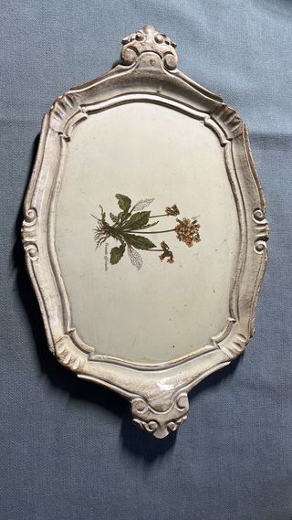 Vassoio con decoro floreale 