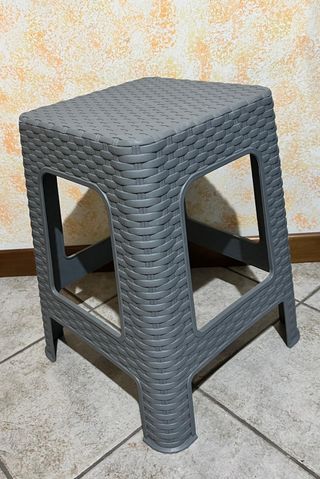 Sgabello in materiale plastico 