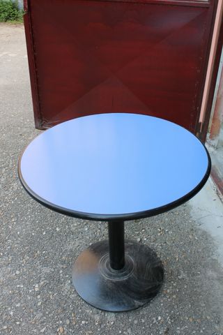 Tavolo blu rotondo