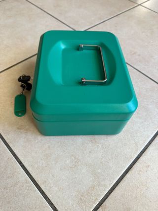 Cassetta verde con chiavi 