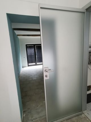 porta alluminio con vetro satinato