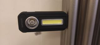 Torcia con  1 luce spot da 300 e 1 luce 250 lumen