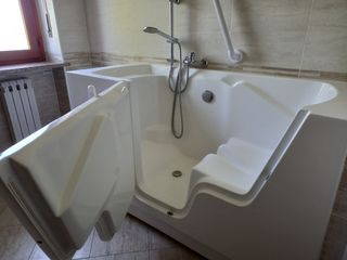 Vasca da bagno con sportello