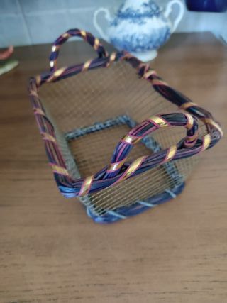 Cestino in vimini e metallo