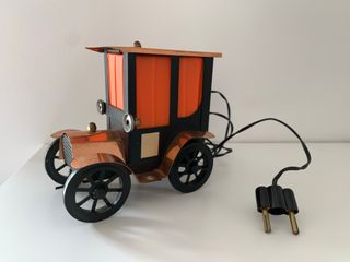 Lampada da tavolo metallo forma di automobile