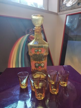 vintage bottiglia e bicchieri per liquore. 