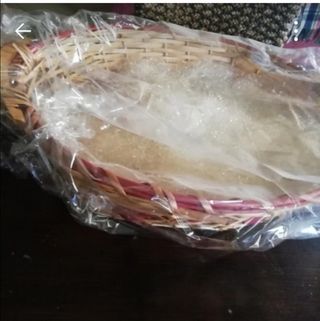 cesta in vimini beige e rossa