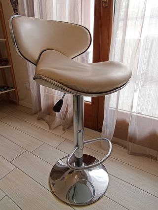 Sgabelli bianchi in ecopelle 