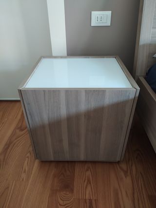 2 comodini in legno, doppio vano, top vetro