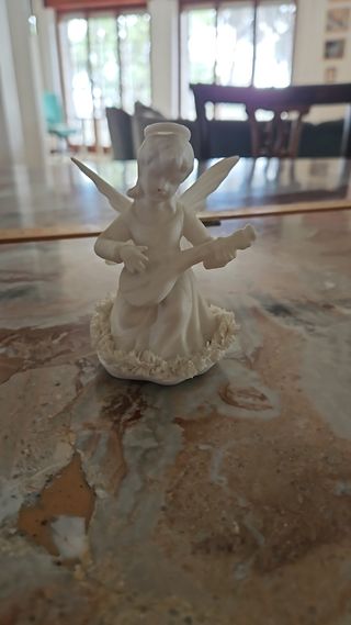 Angioletto in porcellana bianca finemente decorato