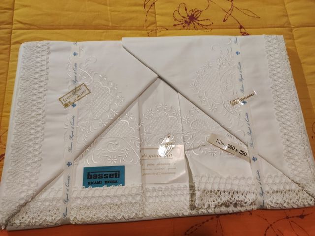 Lenzuola con federe ricamate  Foto-1