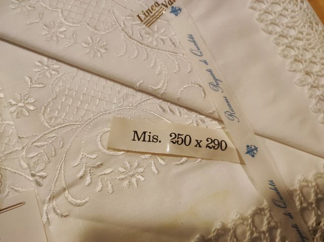 Lenzuola con federe ricamate  Foto-6