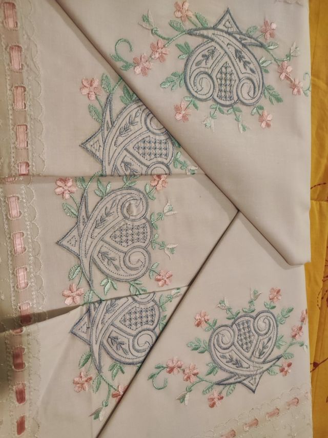 Lenzuolo con federe ricamate  Foto-3