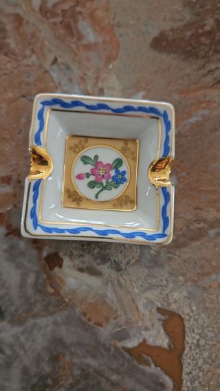 Limoges. Piattino con decori delicati. 5x5. Nuovo