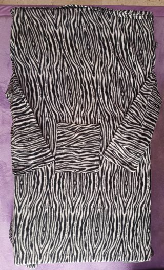 Plaid in pile zebrato con maniche e tasca