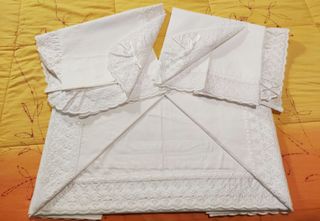 Lenzuolo con federe ricamate