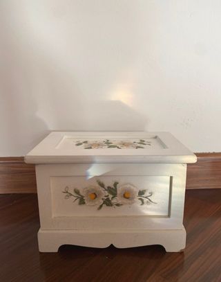 Portaoggetti floreale in legno 