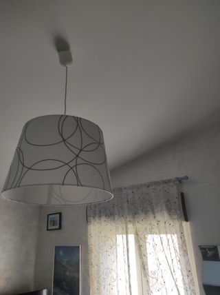 lampadario bianco con decoro grigio scuro