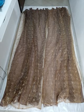 Coppia di tende a doppio strato, ricamate. 