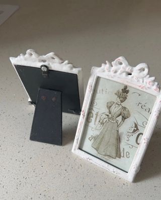 Due piccole cornici in ceramica con vetro