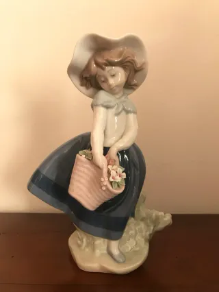 bambina con il cesto pieno di fiori LLADRÓ