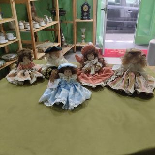 Collezione di bambole in porcellana di Capodimonte